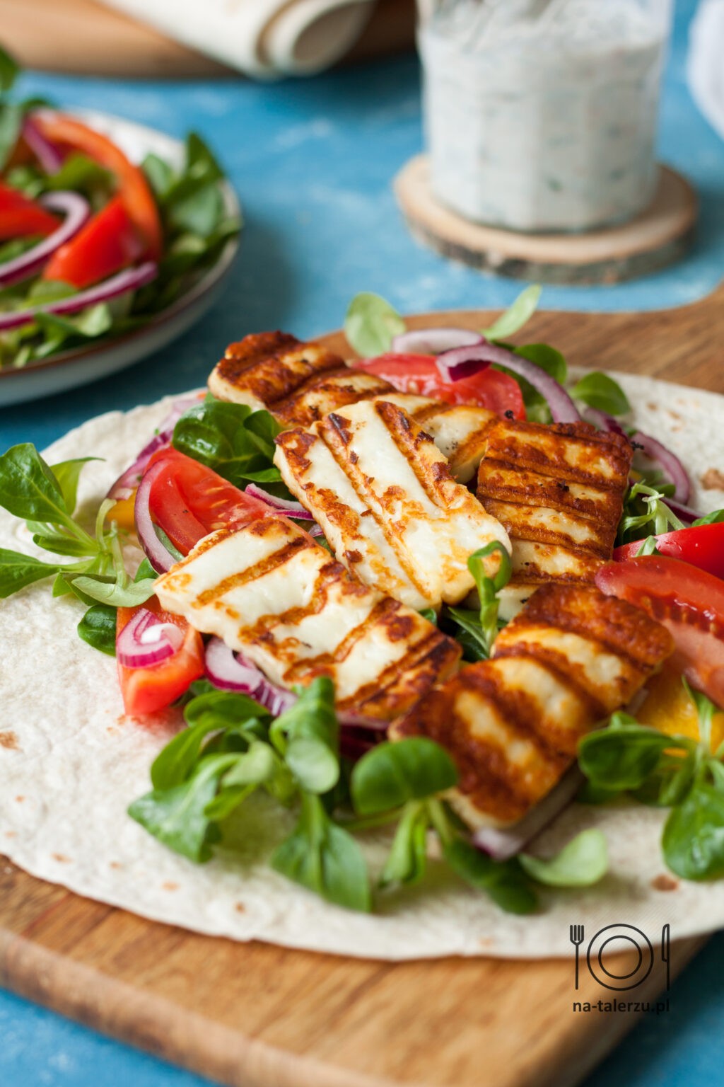 Tortilla z serem halloumi i warzywami