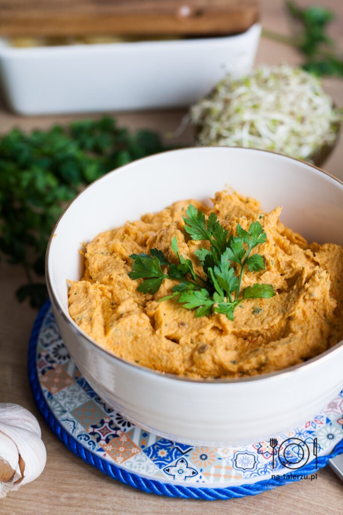 Pasta z kurczaka na kanapki - prosty pomysł na mięso z rosołu
