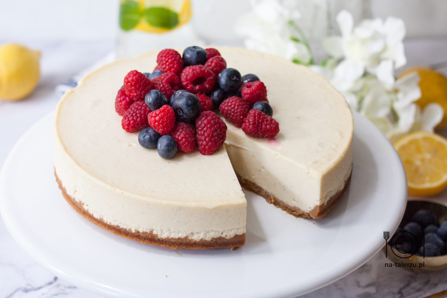 Sernik nowojorski - prosty przepis na kultowy sernik - Na-talerzu.pl