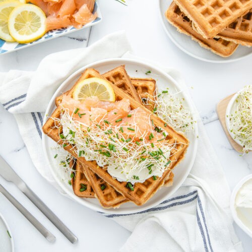 Gofry wytrawne fit z wędzonym łososiem