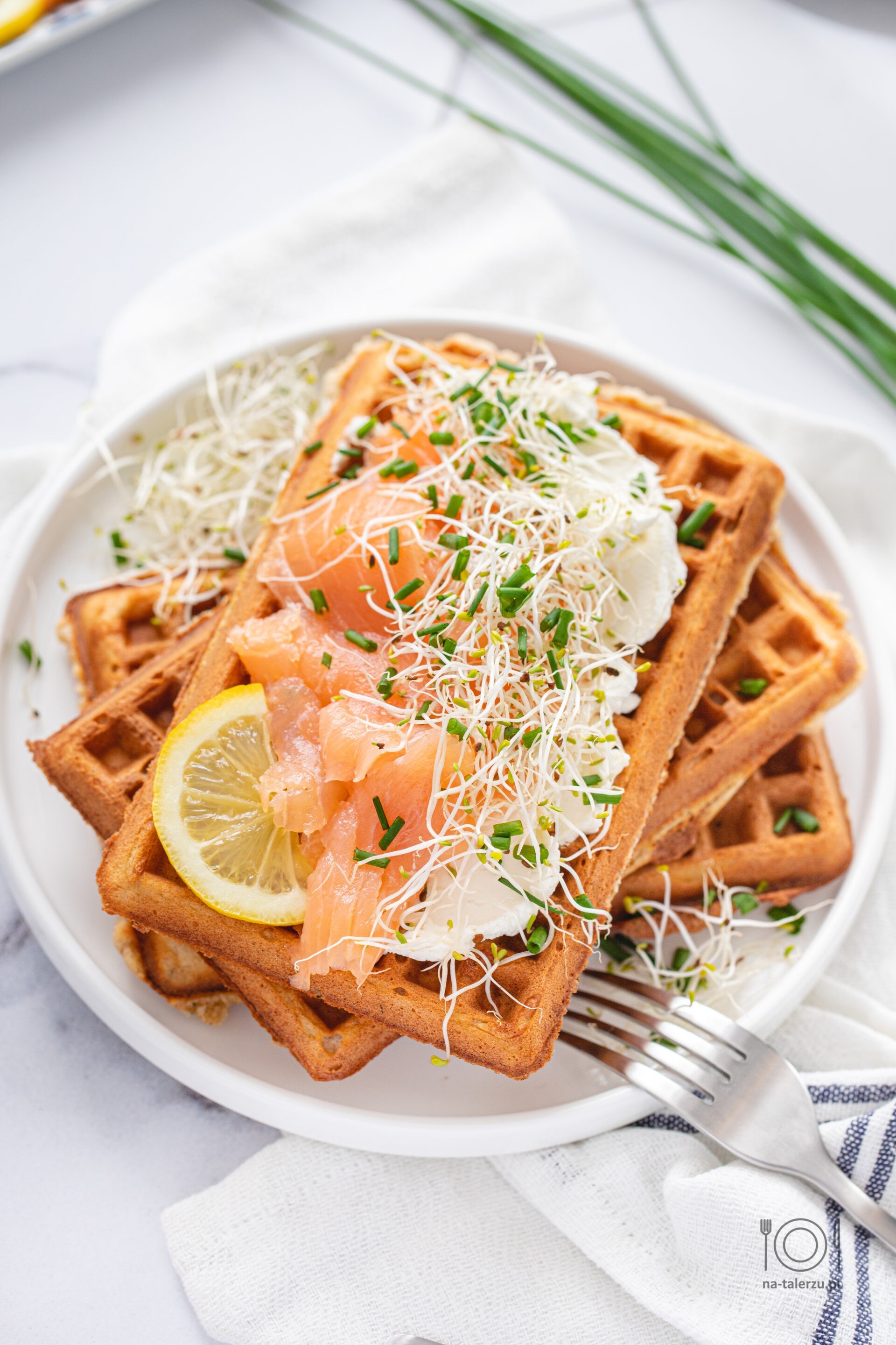 Gofry wytrawne fit z wędzonym łososiem