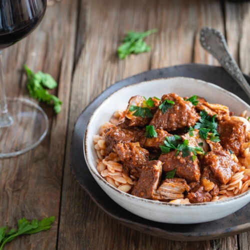 Afelia. Gulasz wieprzowy z Cypru