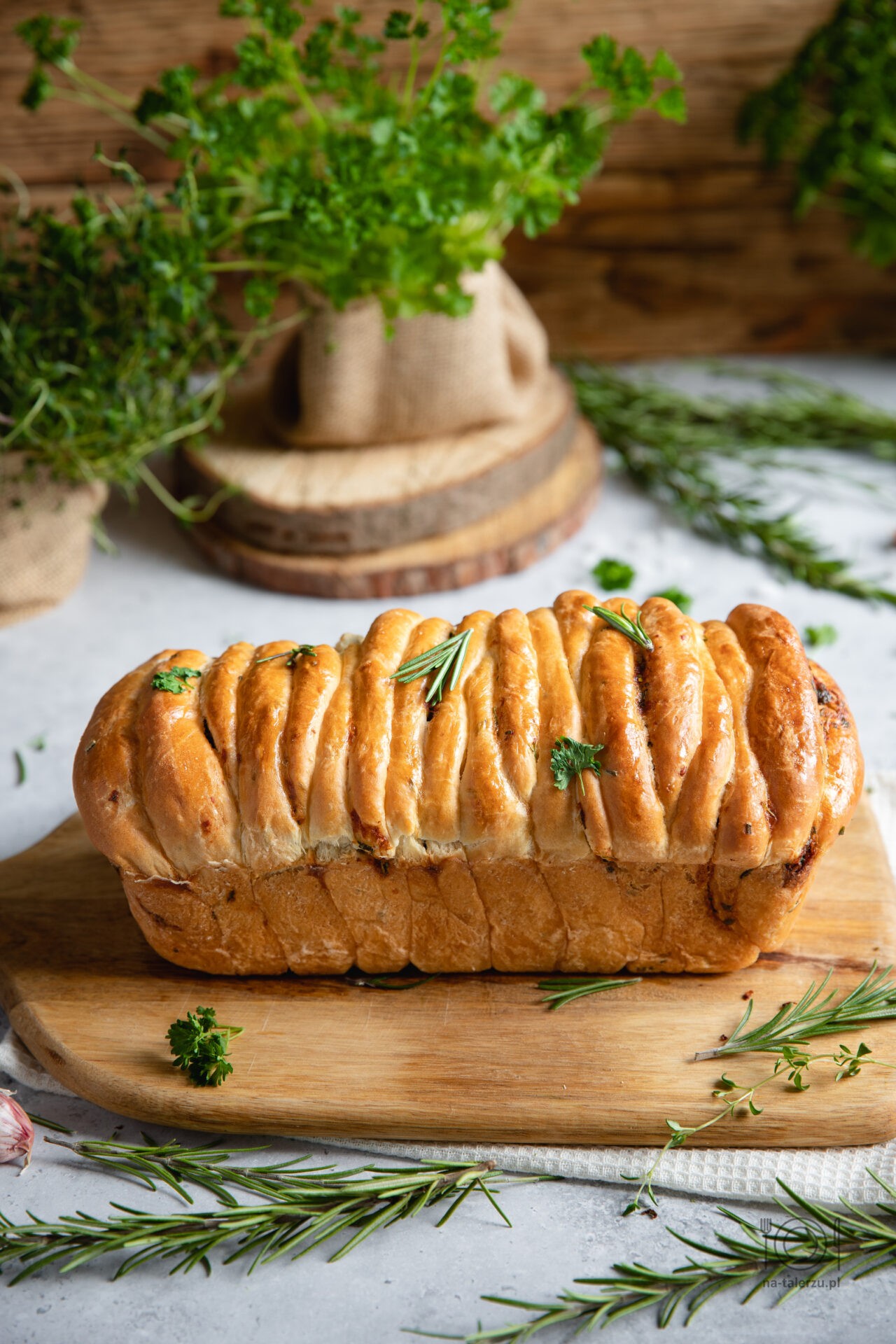 Odrywany chlebek czosnkowy z rozmarynem