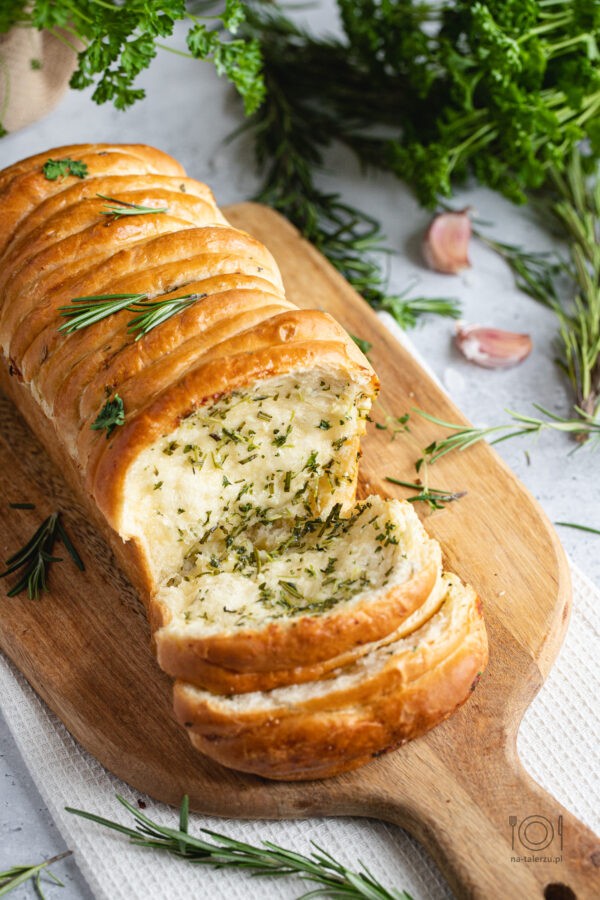 Odrywany chlebek czosnkowy z rozmarynem