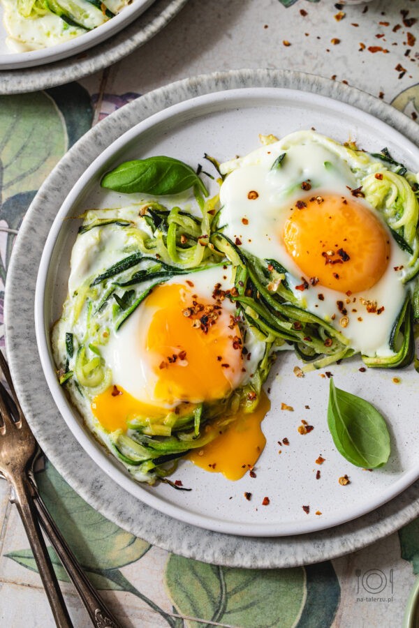 Jajka sadzone w gniazdach z cukinii